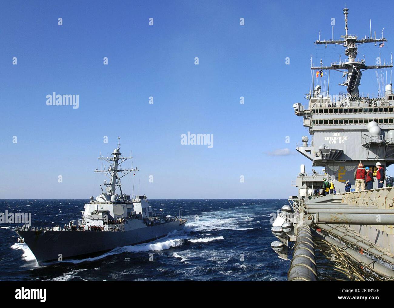 US Navy The guided-missile destroyer USS McFaul (DDG 74) pulls up ...