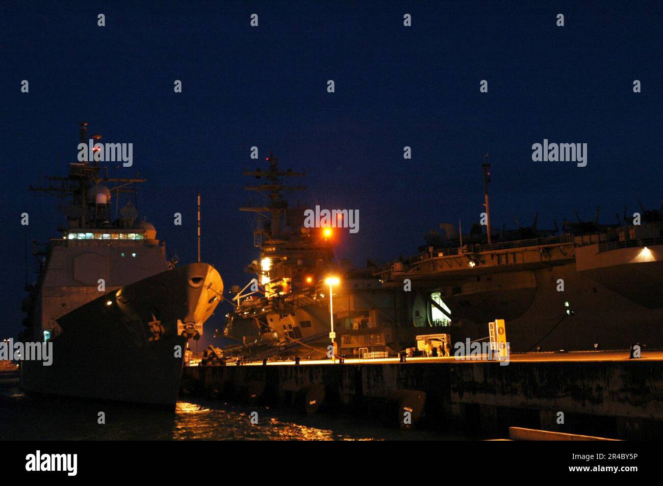 US Navy The Nimitz-class aircraft carrier USS Ronald Reagan (CVN 76 ...