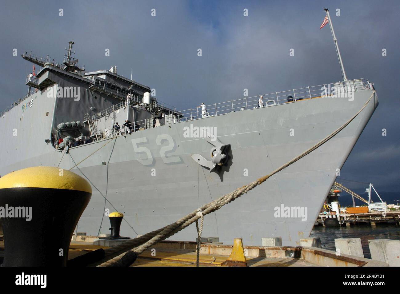 US Navy The amphibious dock landing ship USS Pearl Harbor (LSD 52 ...