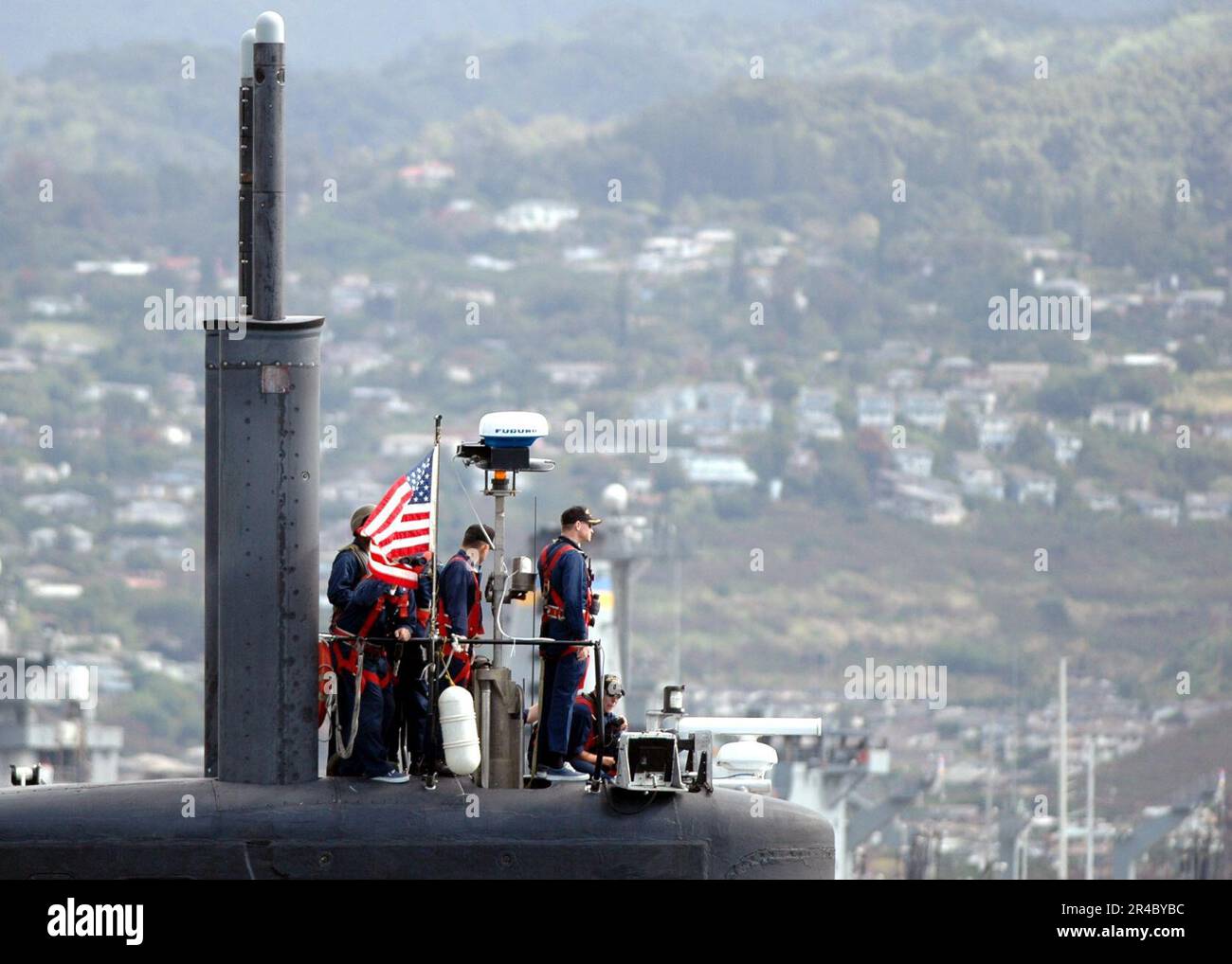 US Navy Crew members aboard the Los Angeles-class fast attack submarine ...