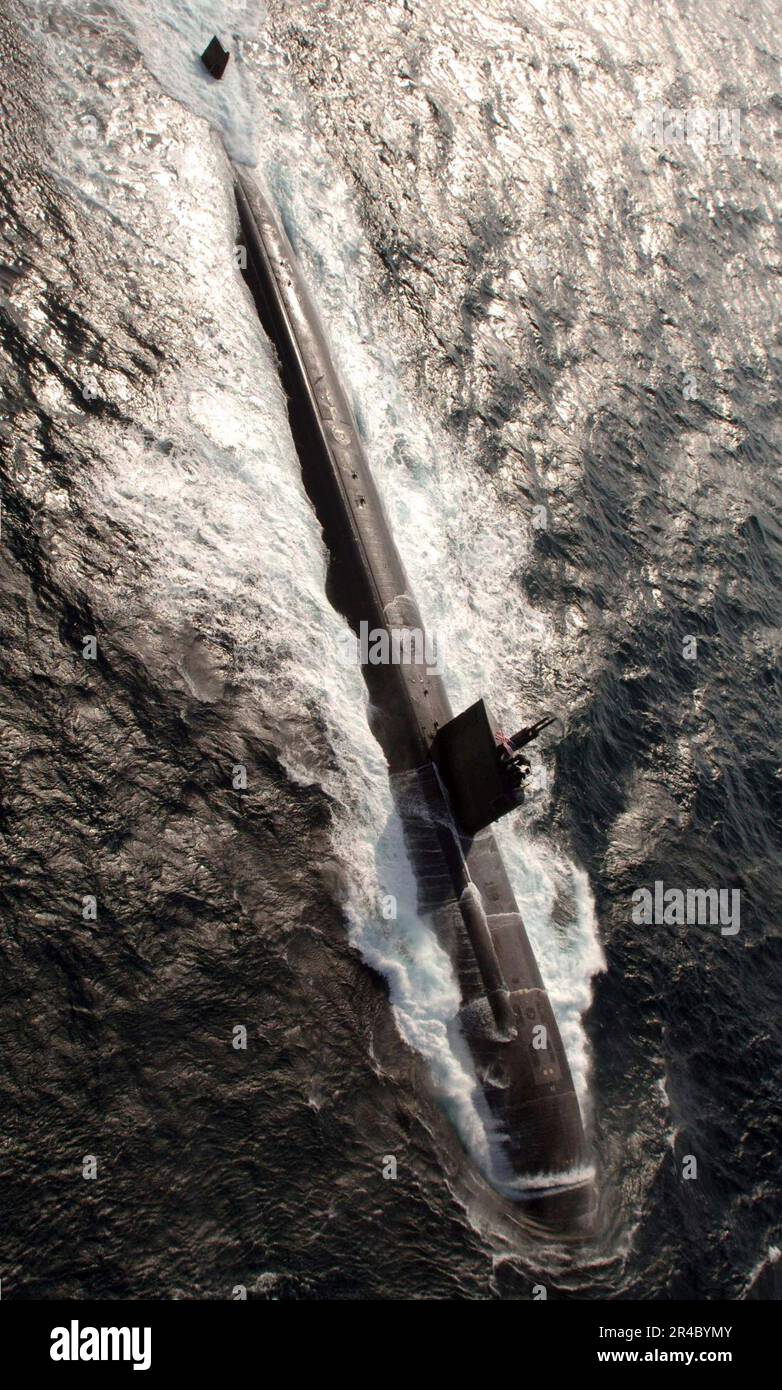 US Navy The Los Angeles-class fast attack submarine USS Asheville (SSN ...