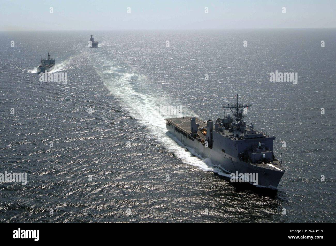 US Navy The amphibious dock landing ship USS Carter Hall (LSD 50 ...