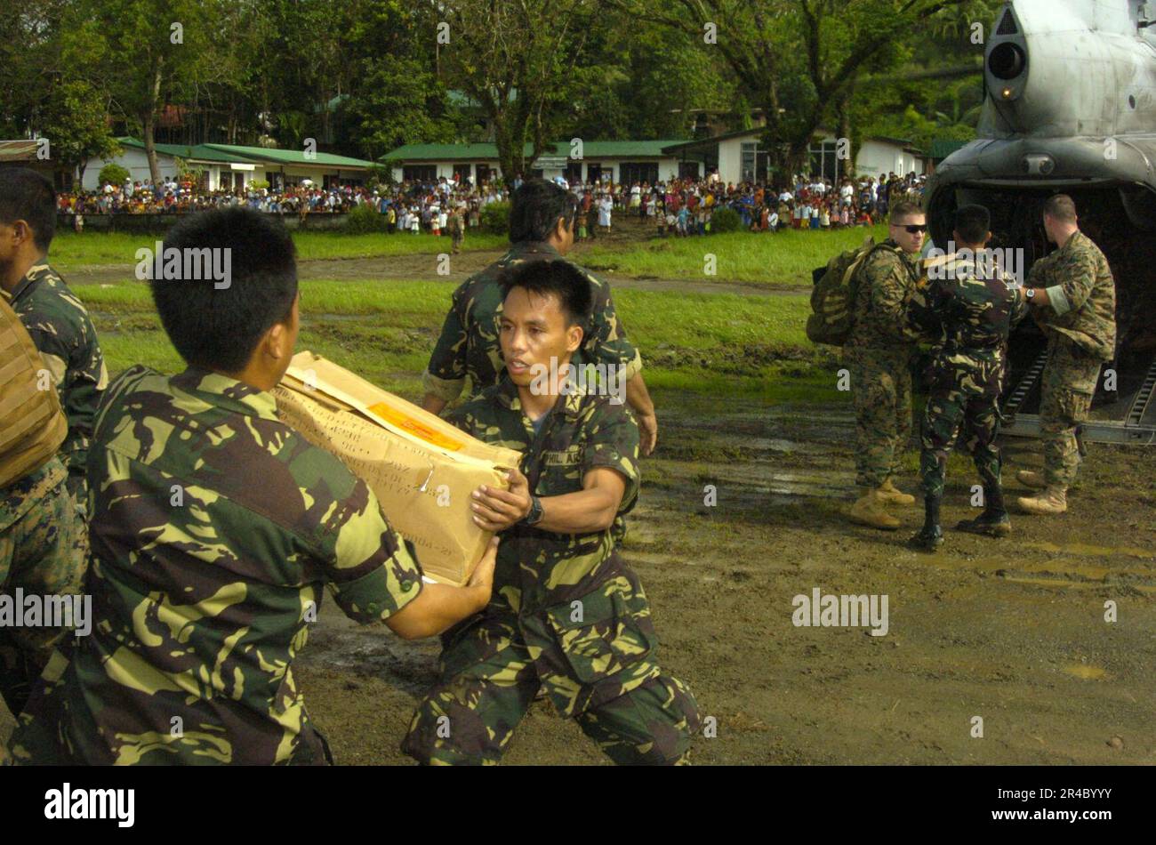 US Navy Soldiers from the Republic of Philippines Army offload food ...