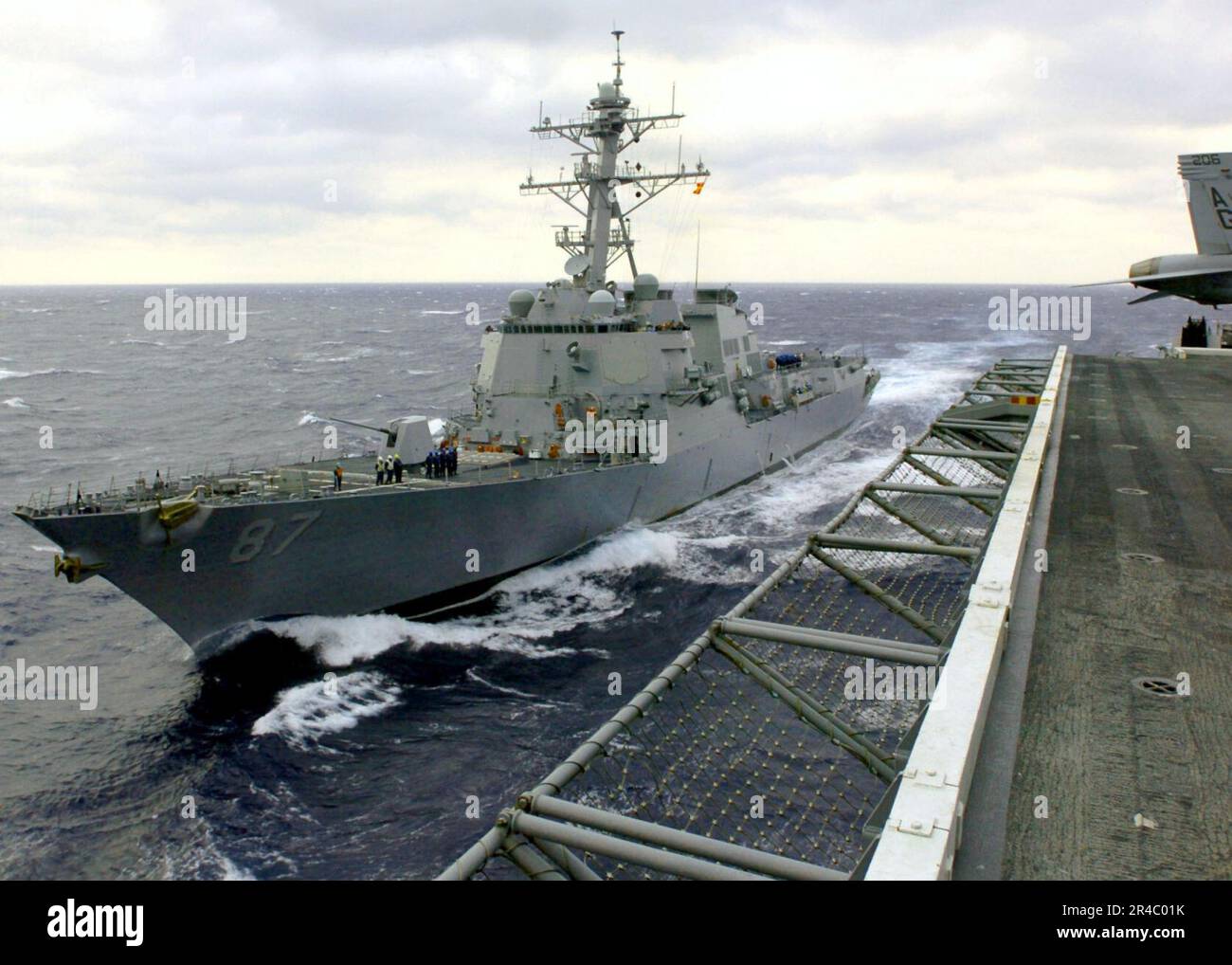 US Navy The guided-missile destroyer USS Mason (DDG 87) approaches the ...