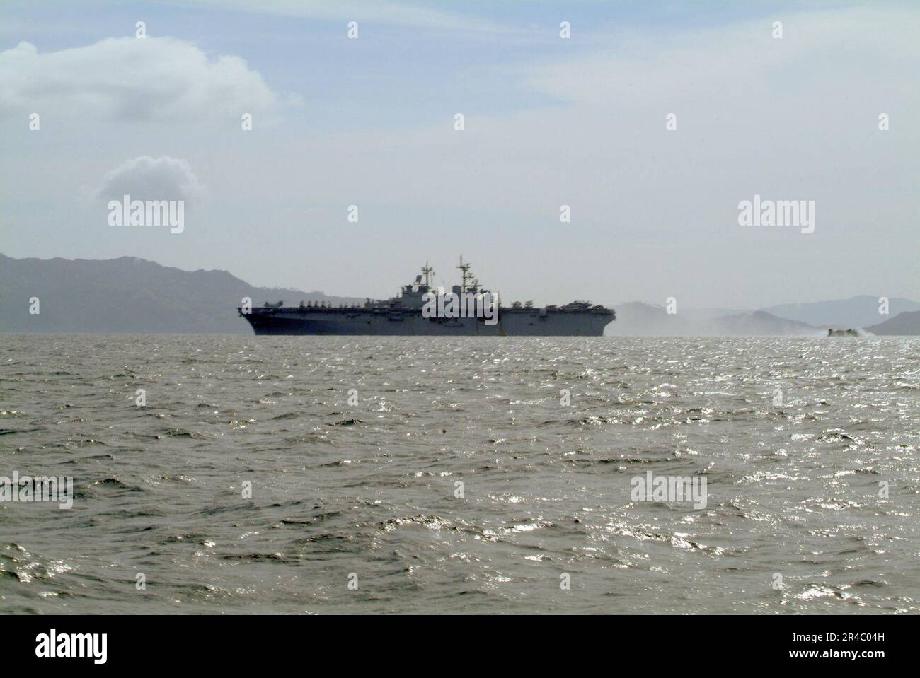 US Navy The amphibious assault ship USS Essex (LHD 2) conducts Landing ...