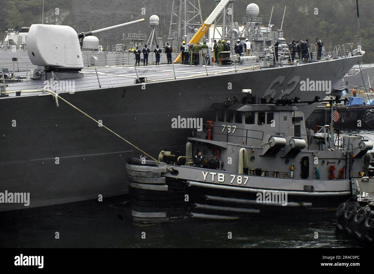 US Navy A U.S. Navy tugboat pushes the guided missile destroyer USS ...