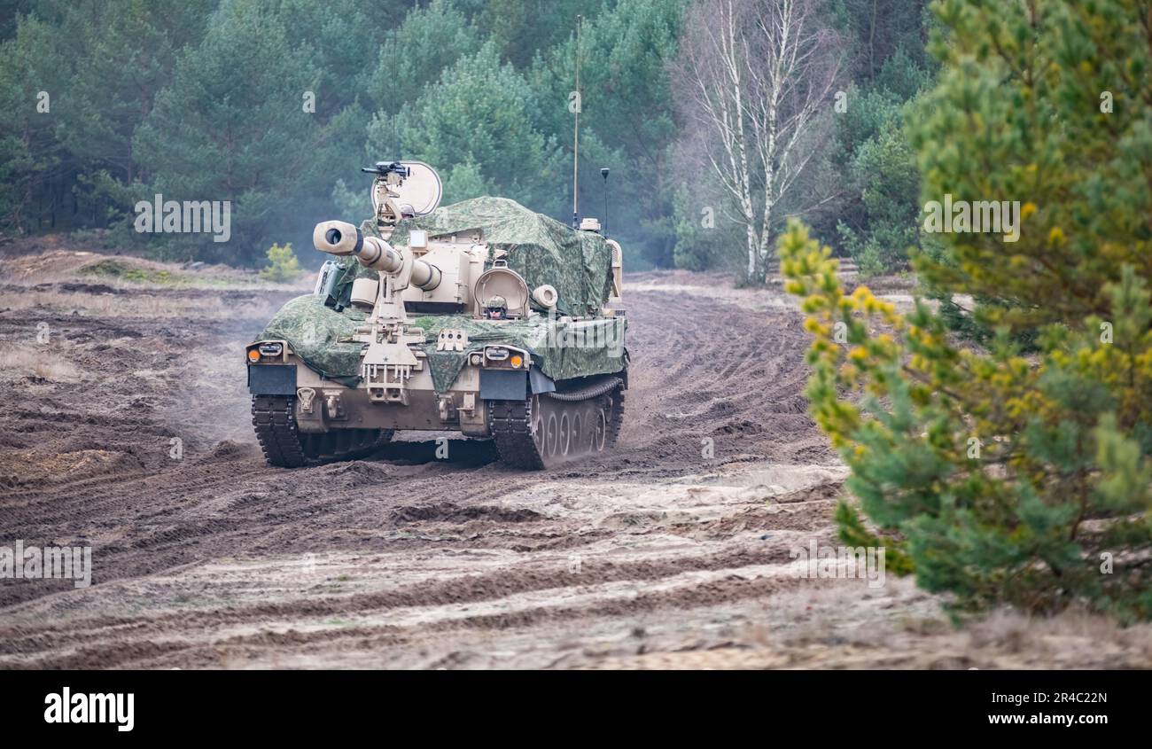 U.S. Soldiers assigned to 2nd Platoon, Bull Battery, 1st Battalion, 7th ...