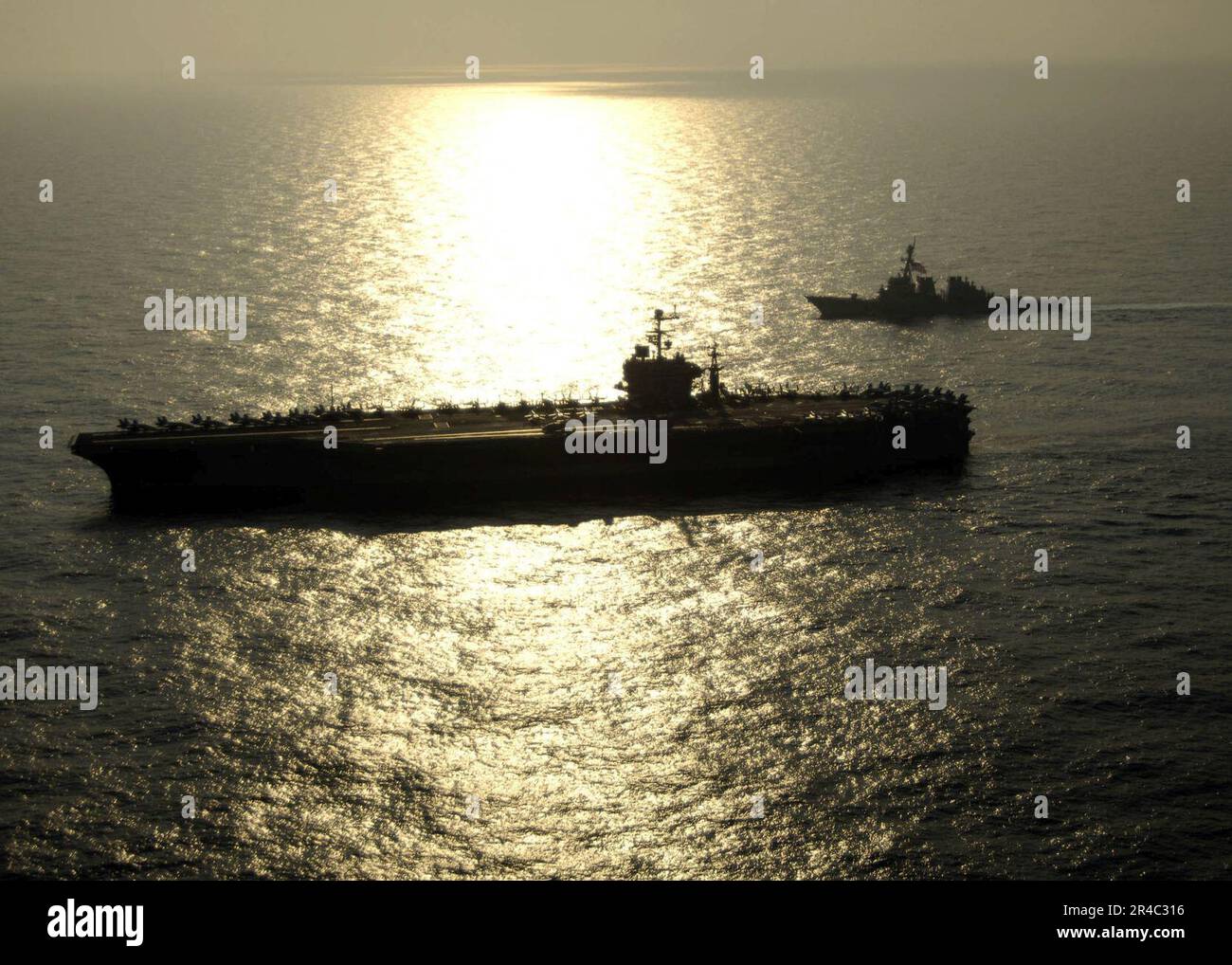 US Navy The Nimitz-class aircraft carrier USS Abraham Lincoln (CVN 72 ...