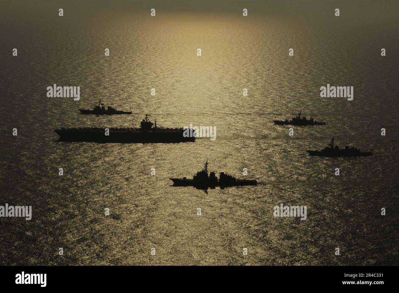 US Navy The Nimitz-class aircraft carrier USS Abraham Lincoln (CVN 72 ...