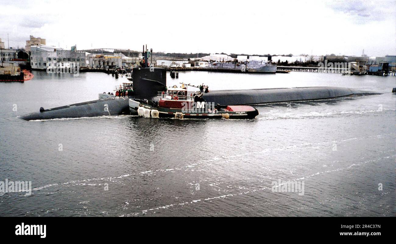 US Navy The guided missile submarine USS Florida (SSGN 728) departs ...