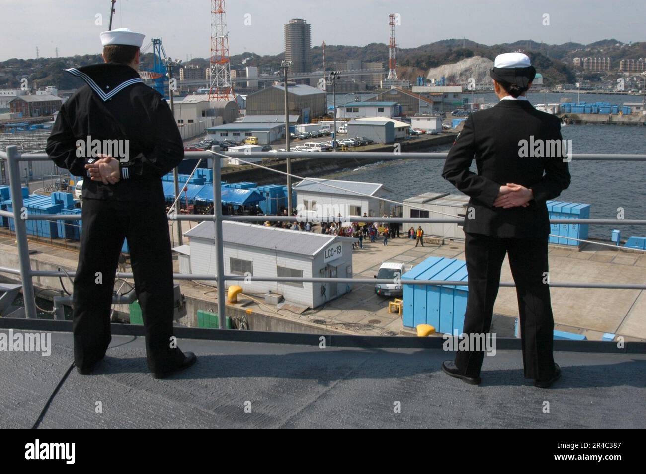 US Navy Sailors man the rails aboard the amphibious command ship USS ...