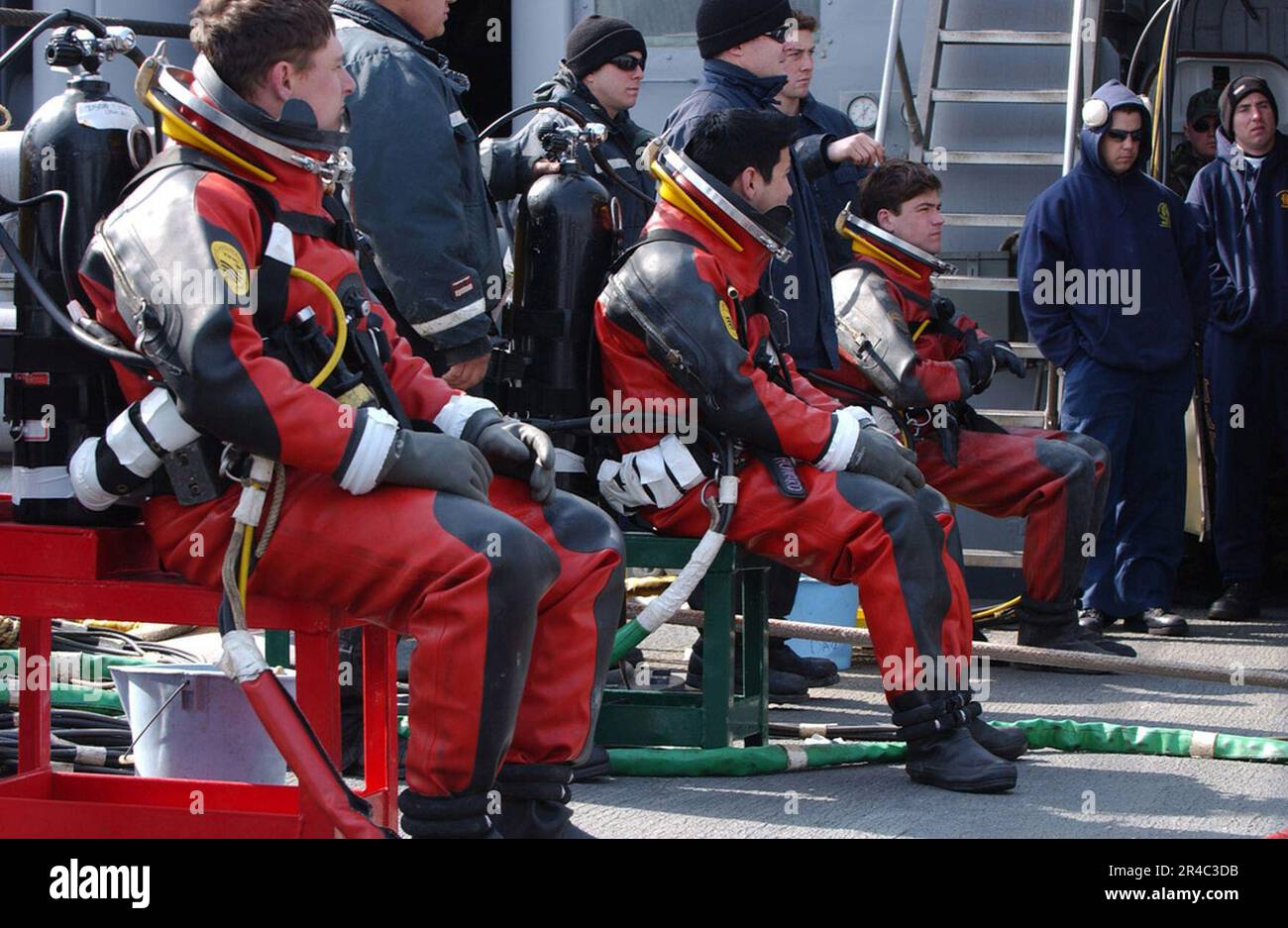US Navy U.S. Navy divers assigned to the rescue and salvage ship USS ...