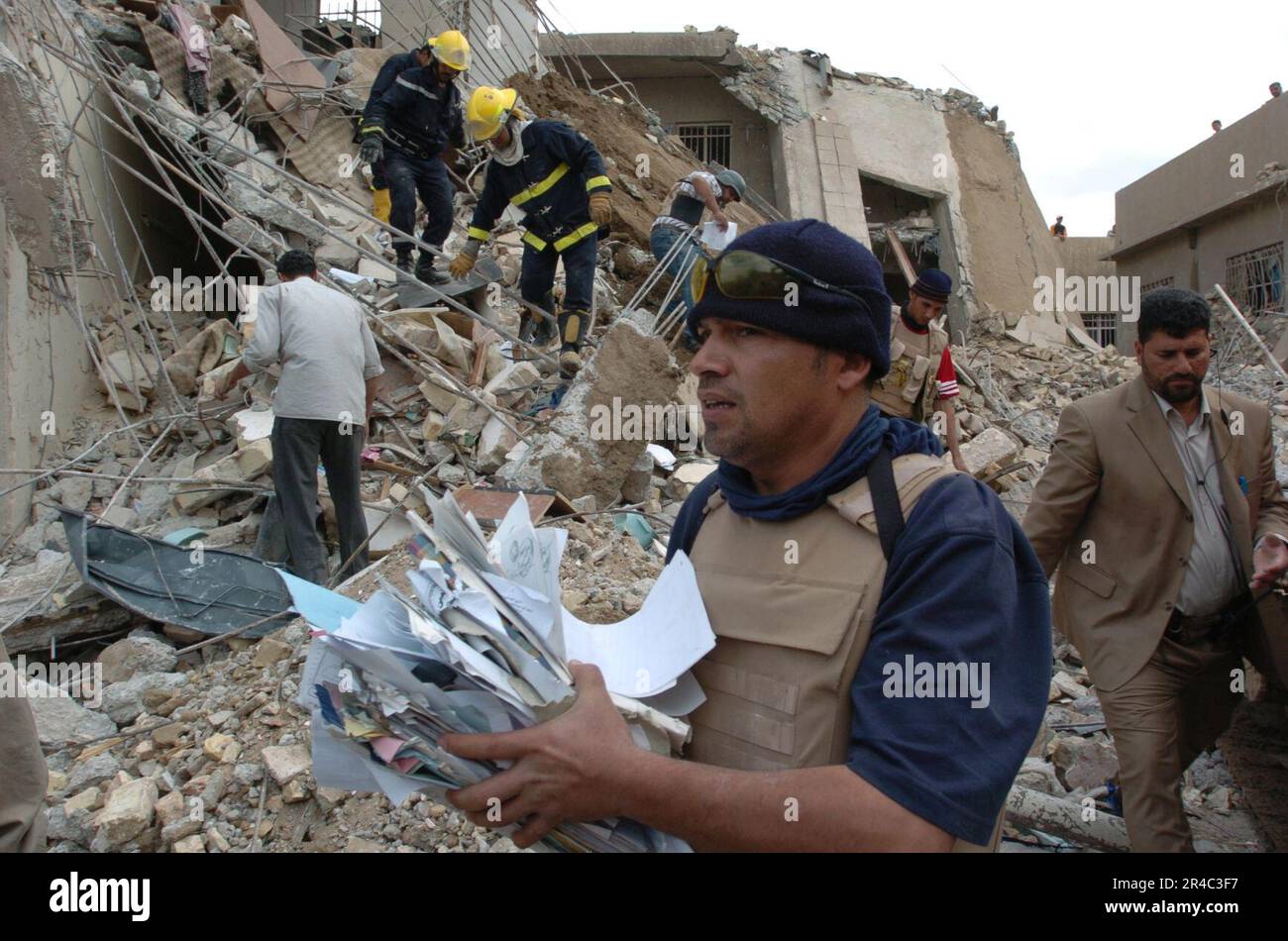 US Navy Iraqi Police (IP) and local firefighters sift through the ...