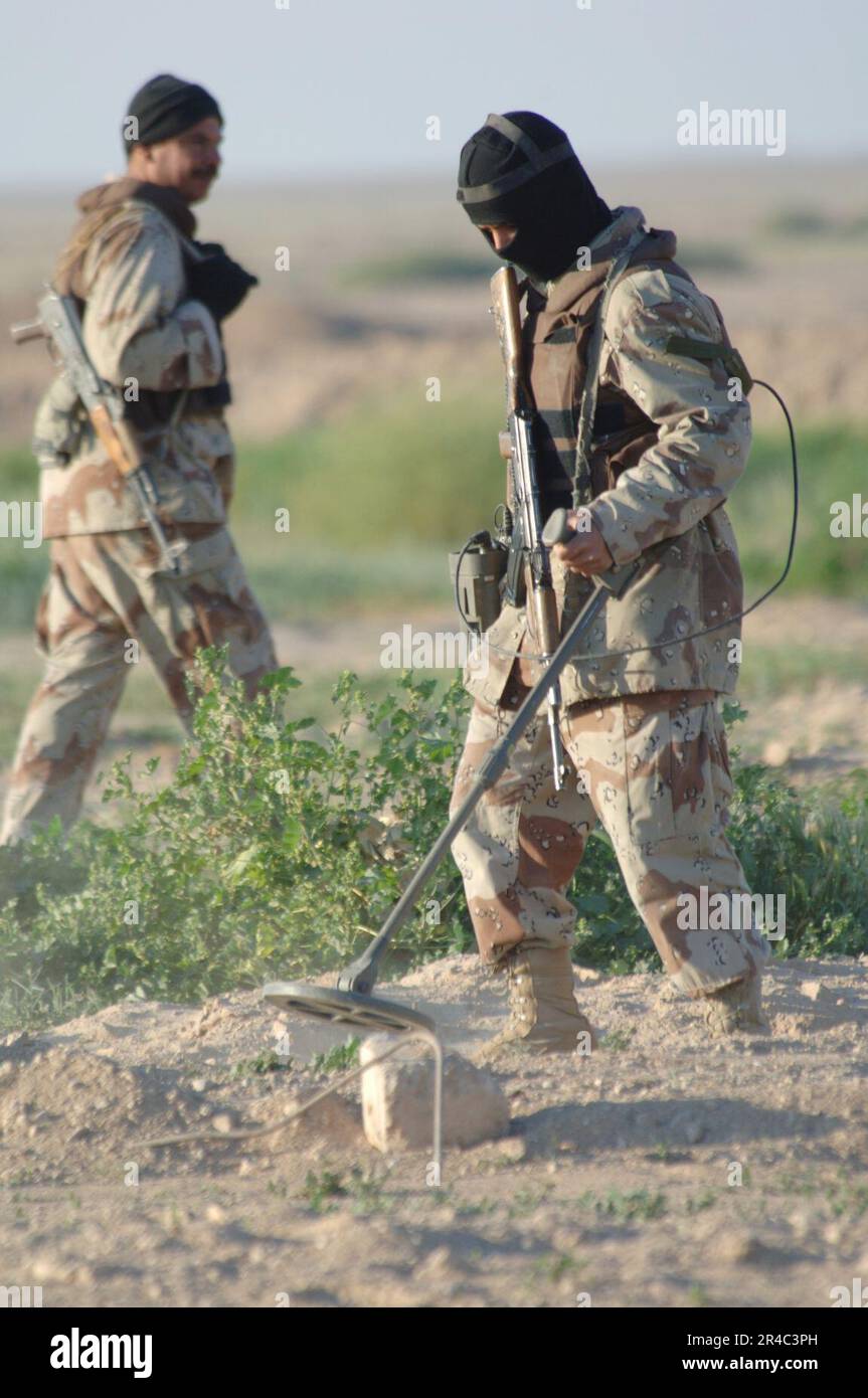 US Navy Iraq Army soldiers from the 1st Battalion, 1st Brigade, 4th ...