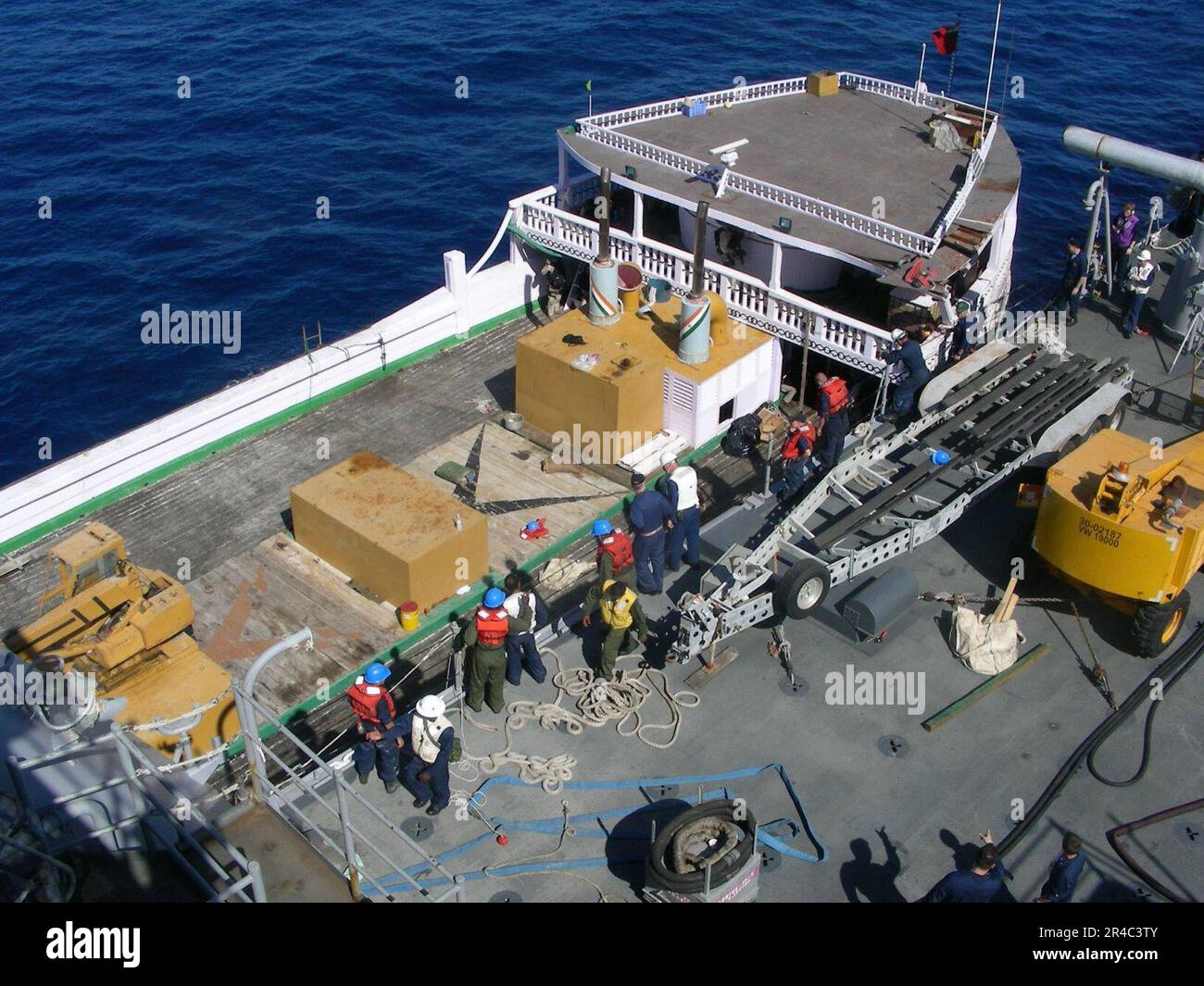 US Navy The amphibious dock landing ship USS Oak Hill (LSD 51) secures ...