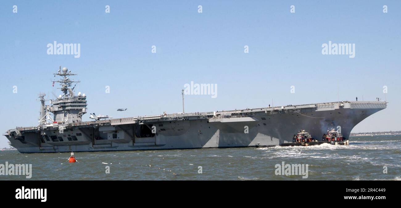 US Navy The Nimitz-class aircraft carrier USS George Washington (CVN 73 ...