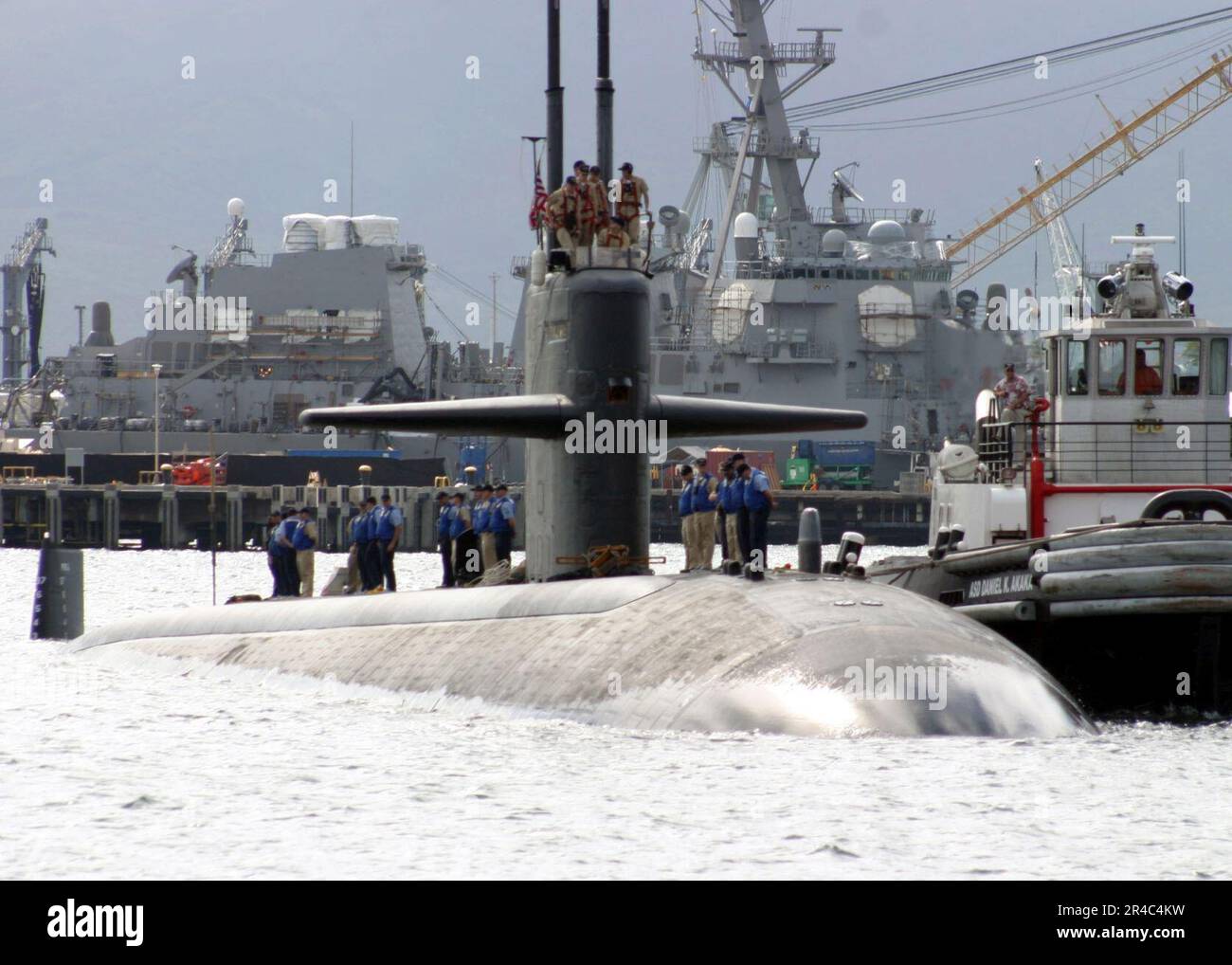 US Navy The Los Angeles-class fast attack submarine USS Honolulu (SSN ...