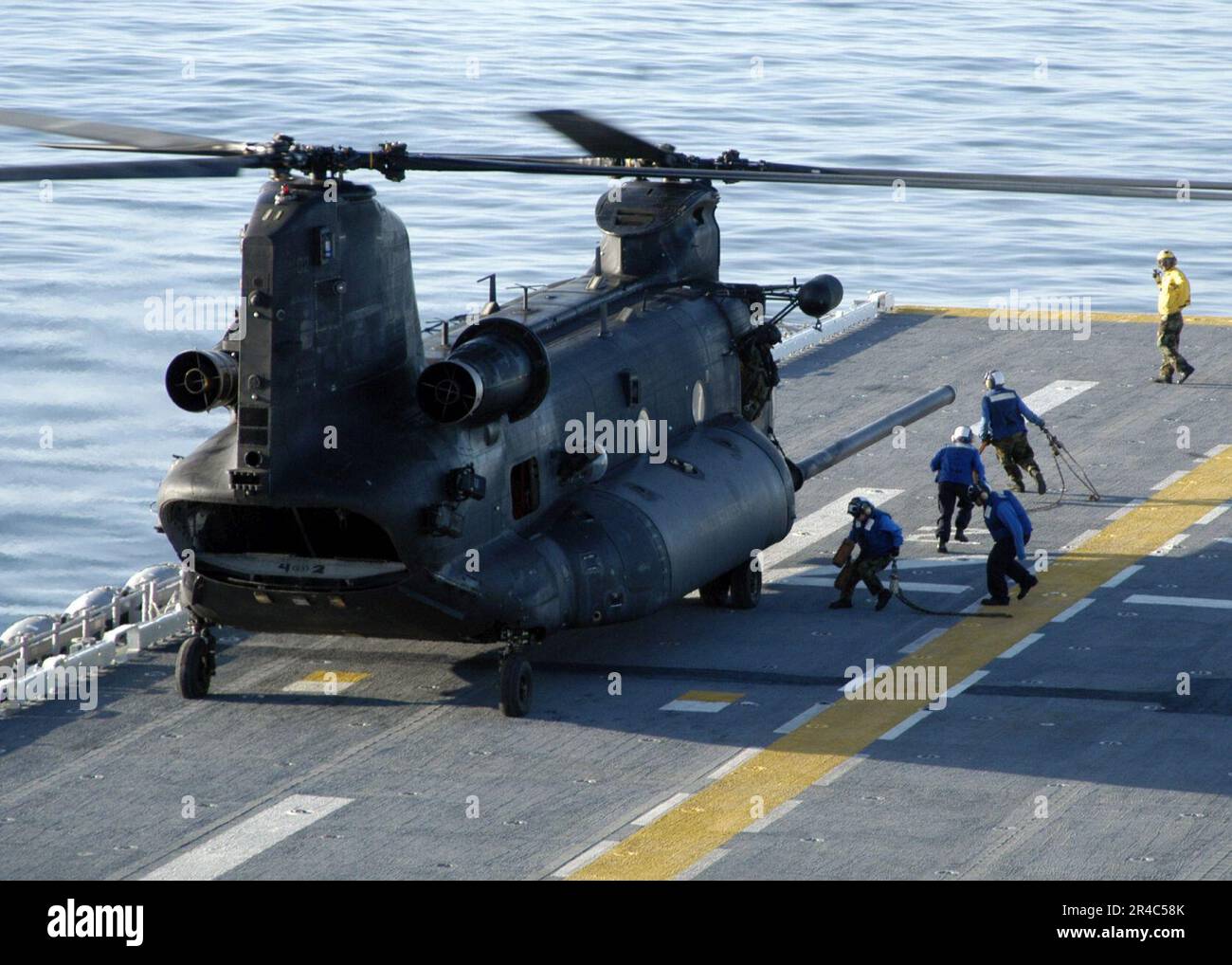 US Navy A U.S. Army MH-47 Chinook, assigned to the 160th Special ...
