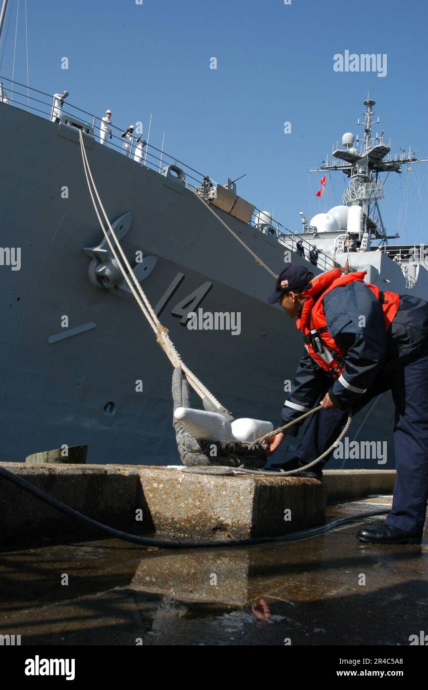 US Navy Line handlers help the amphibious transport dock USS Trenton ...