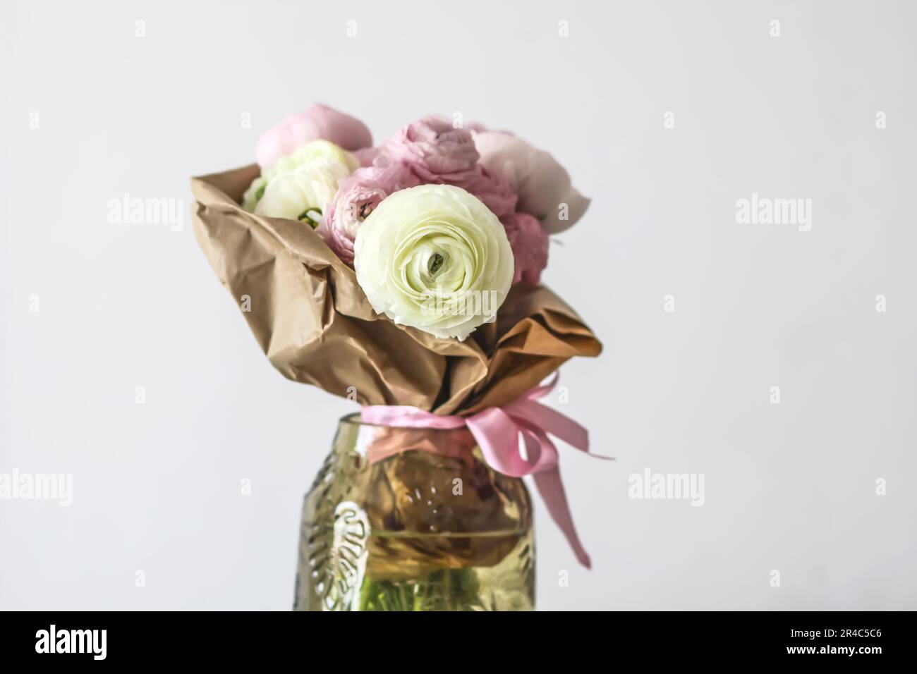 Bouquet fresh roses ranunculus hi-res stock photography and images - Alamy