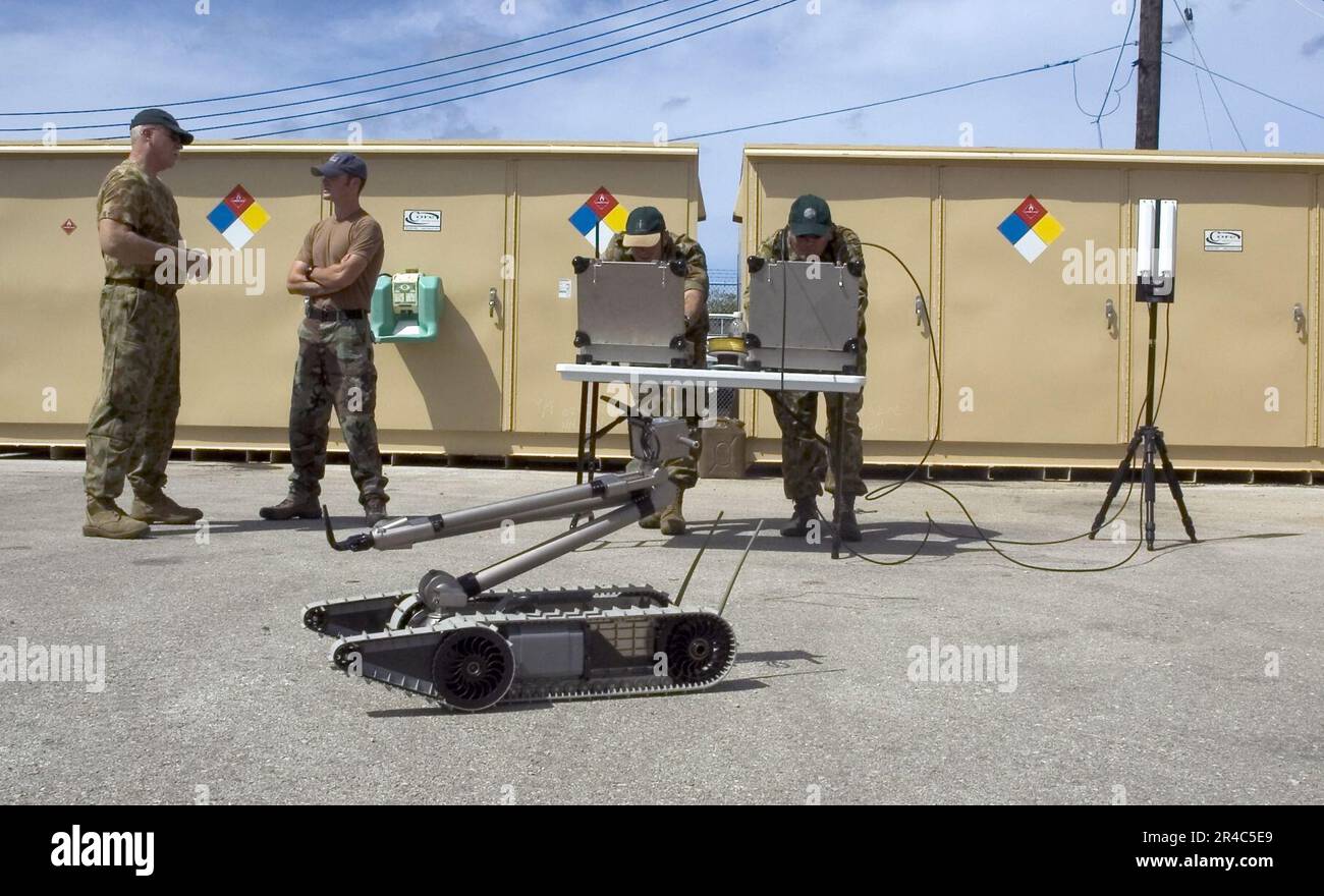 US Navy U.S. and Royal Australia military personnel demonstrate a Pack ...