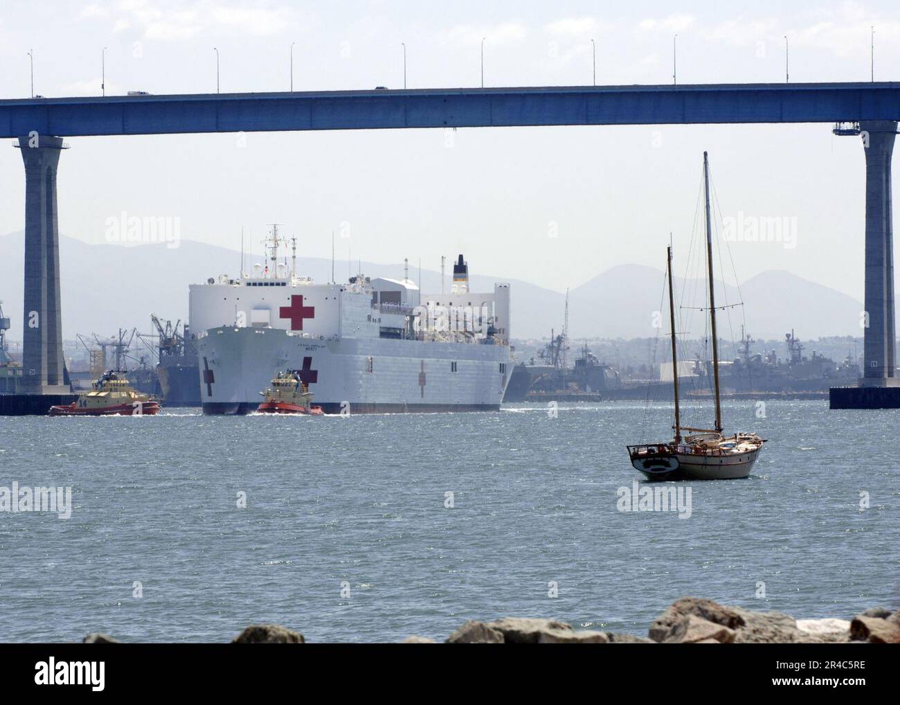 US Navy The Military Sealift Command (MSC) hospital ship USNS Mercy (T ...