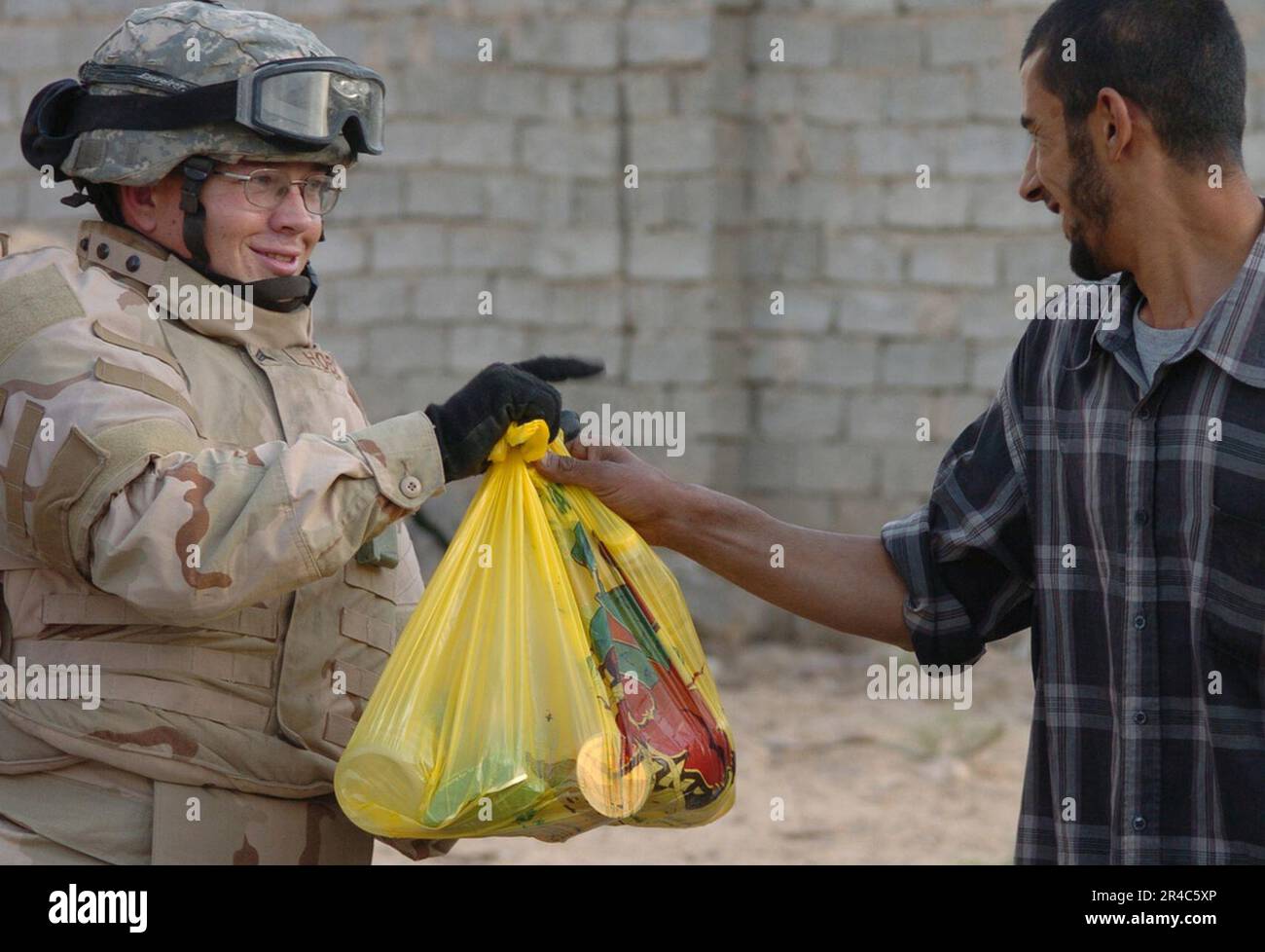 US Navy U.S. Army Staff Sgt. a medic, assigned to the Stock Photo - Alamy