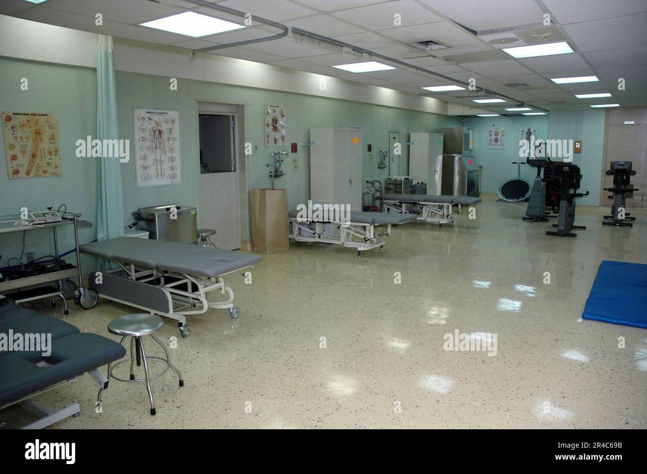 US Navy A look at the Physical therapy room aboard the Military Sealift ...