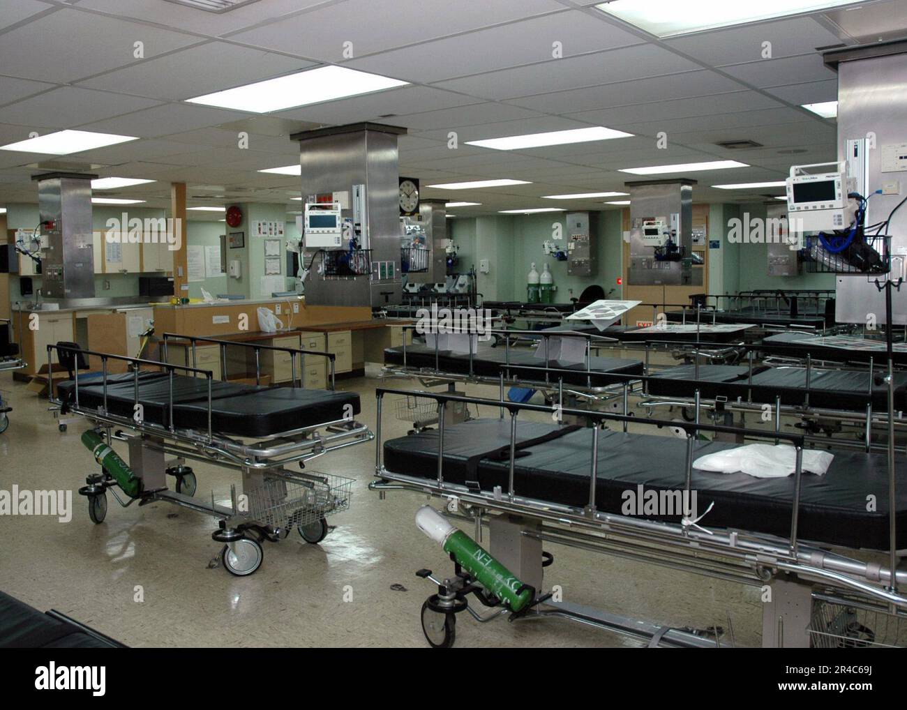 US Navy A look at the Intensive Care Unit (ICU) aboard the Military ...
