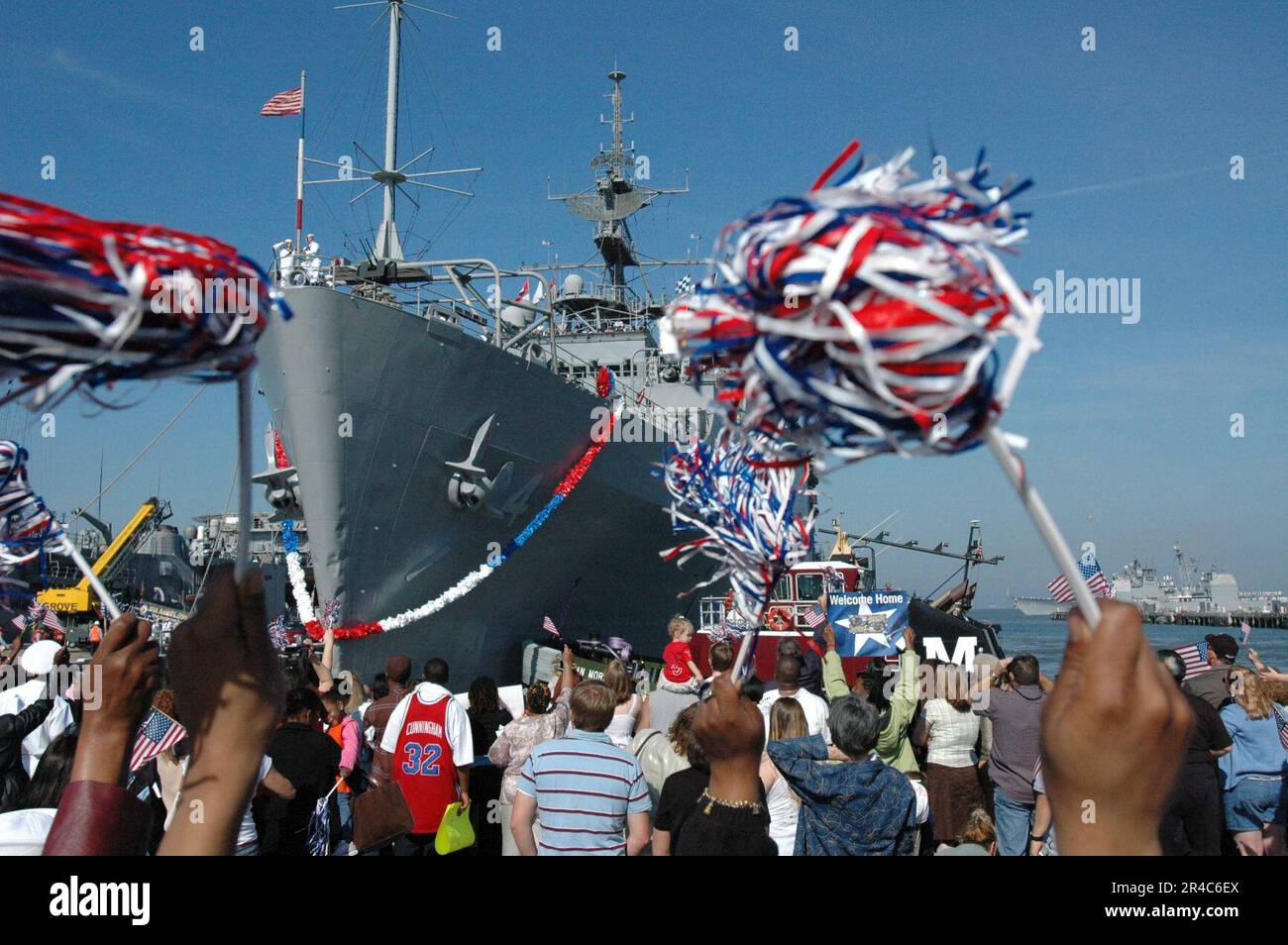 US Navy Family and friends cheer Sailors aboard the amphibious ...