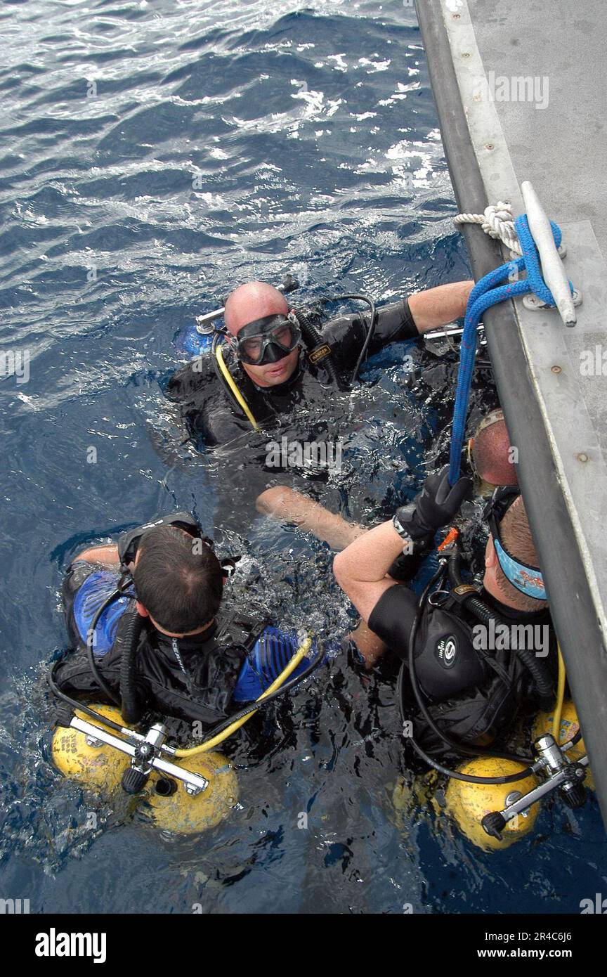 US Navy Mobile Diving and Salvage Unit One Detachment Three members ...
