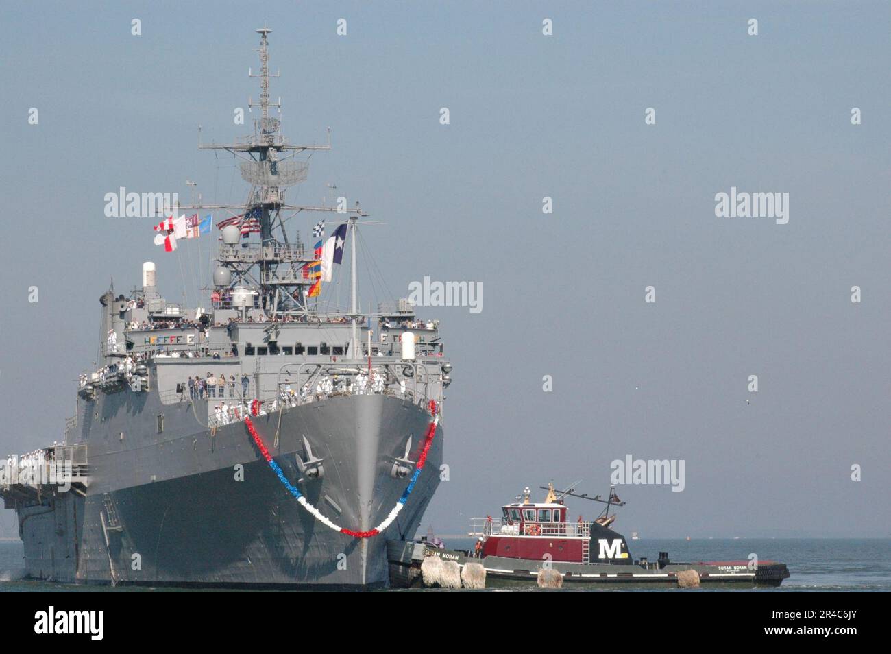 US Navy Sailors assigned aboard the amphibious transport dock ship USS ...