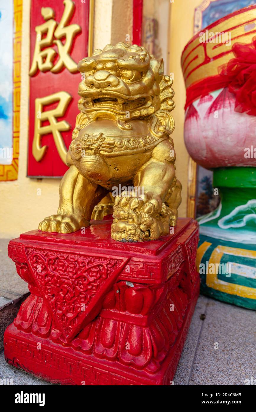 Guardian lion shishi at San Chao 7 Shrine (Chao Mae Thapthim ...