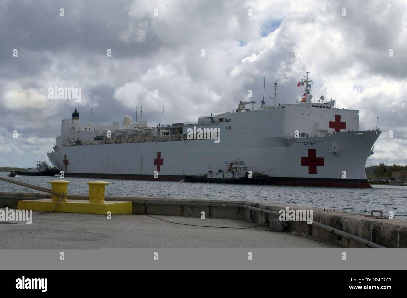 US Navy The Military Sealift Command (MSC) hospital ship USNS Mercy (T ...