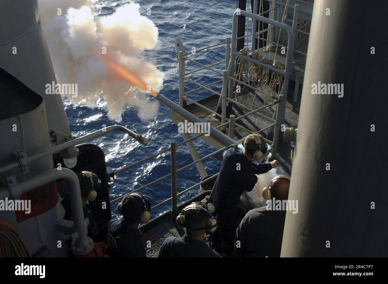 US Navy Gunner's Mates aboard the amphibious assault ship USS Bataan ...