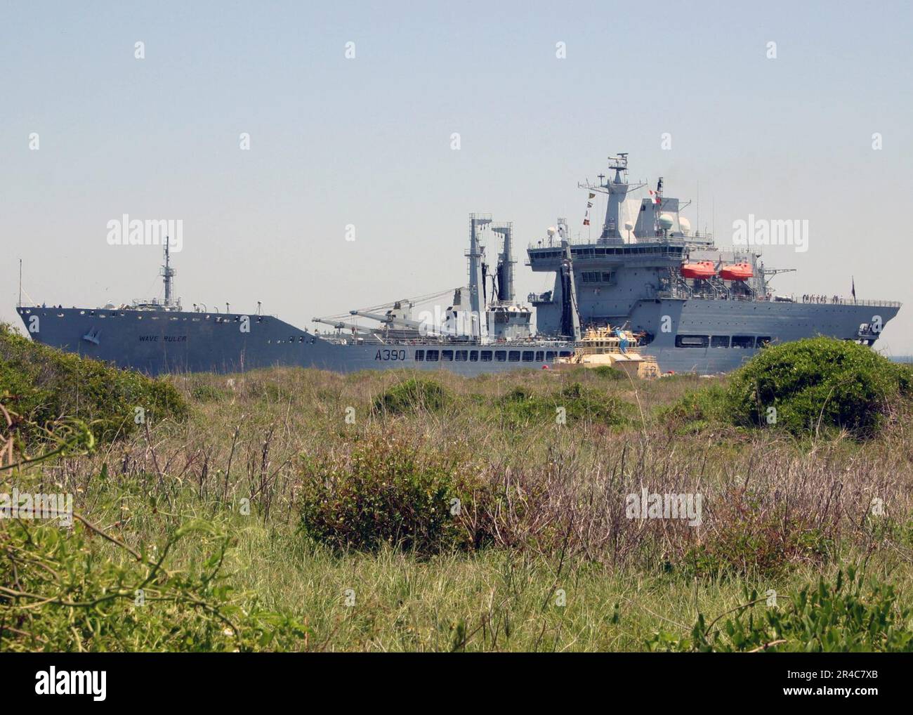 US Navy The British Royal Navy Vessel HMS Wave Ruler (A390) pulls into ...