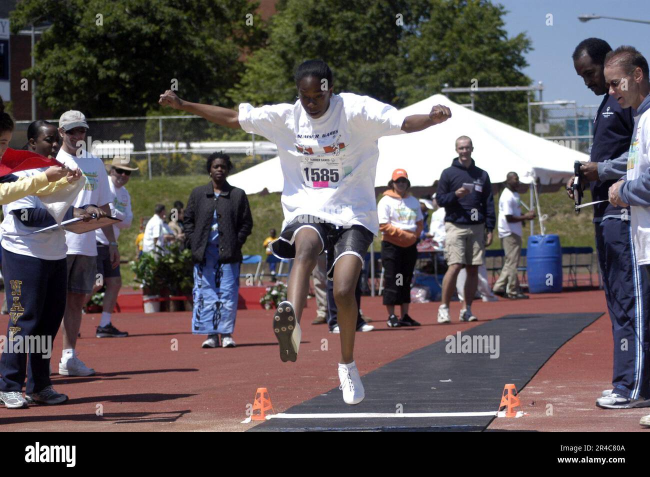 US Navy Sailors stationed in the D.C. area join other local volunteers ...