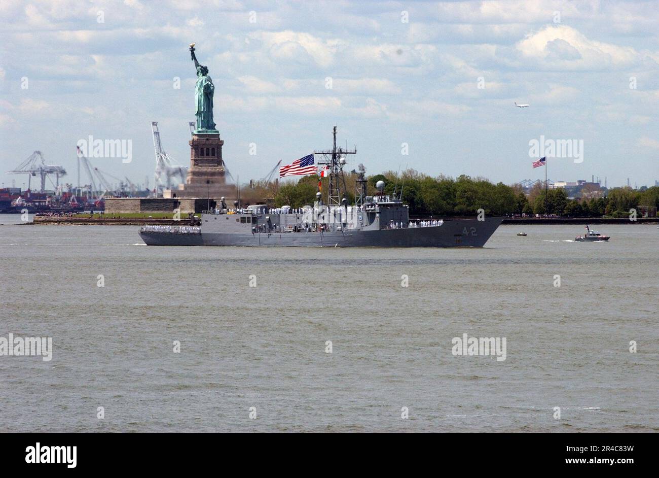 US Navy The guided missile frigate USS Klakring (FFG 42) sails pass the ...