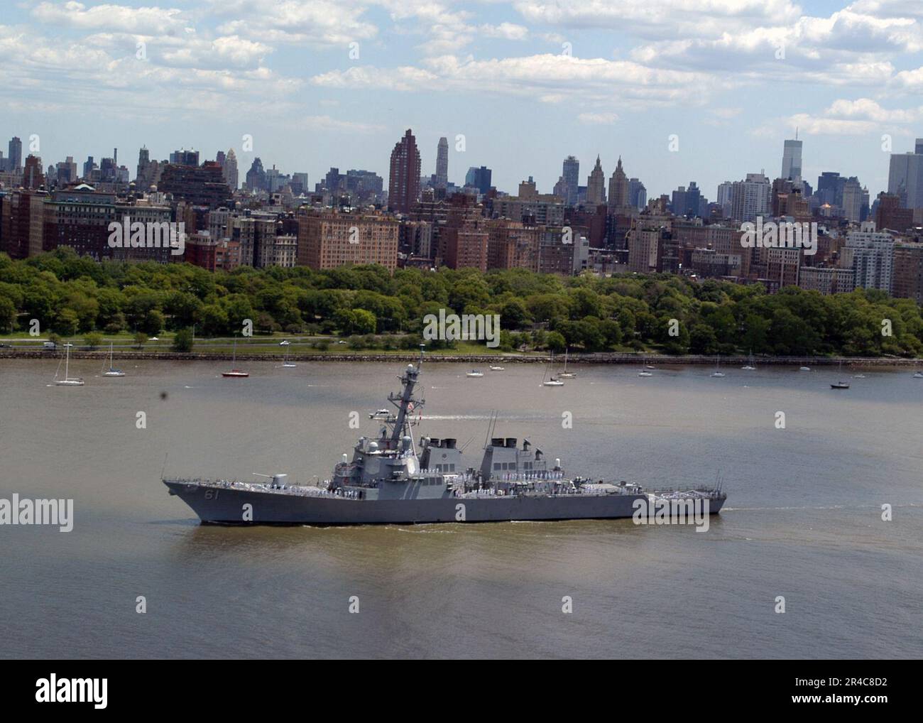 US Navy Sailors man the rails aboard the guided missile destroyer USS ...