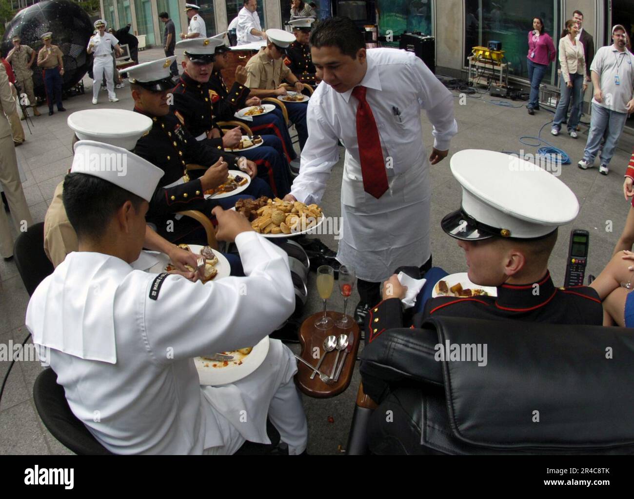 US Navy Amphibious assault ship USS Kearsarge (LHD 3) Sailors and ...