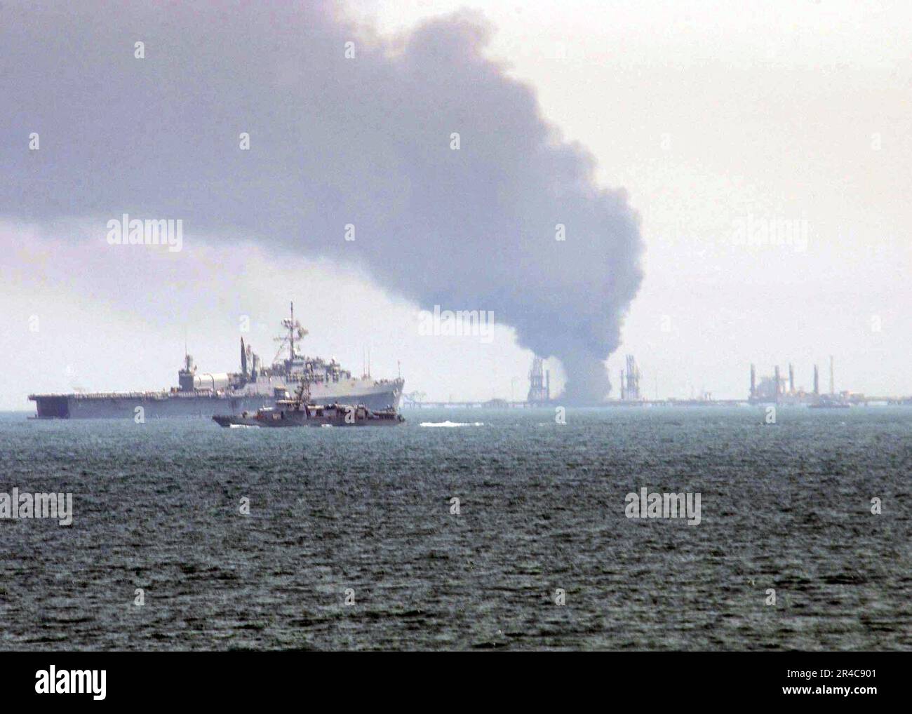 US Navy Iraqi Oil Terminal Fire in the Persian Gulf Stock Photo - Alamy