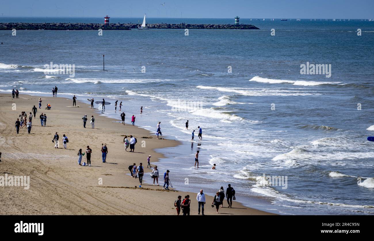 SCHEVENINGEN - Bathers on the beach of Scheveningen, during the dry and ...