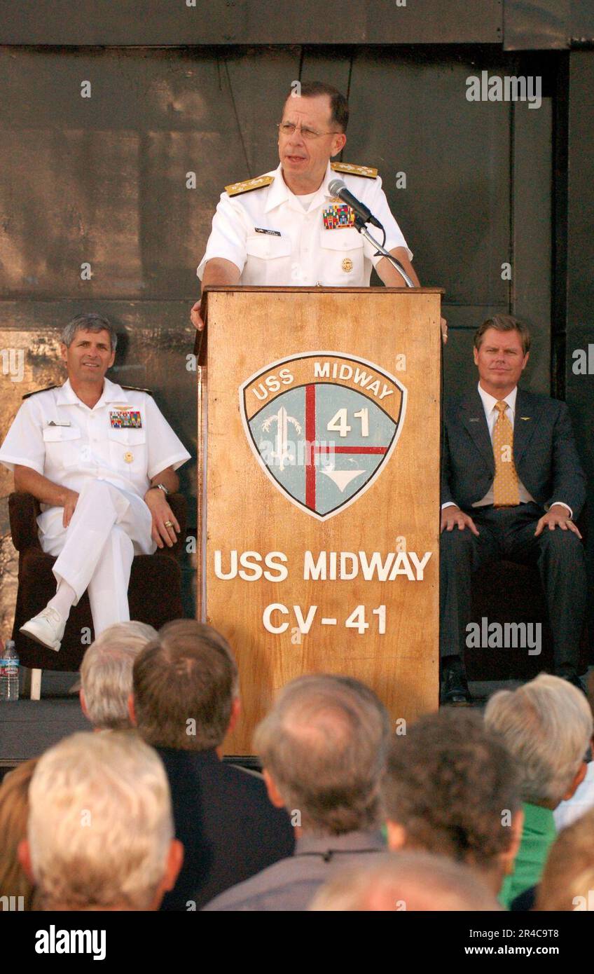 US Navy Chief of Naval Operations (CNO) Adm. Mike Mullen delivers a ...