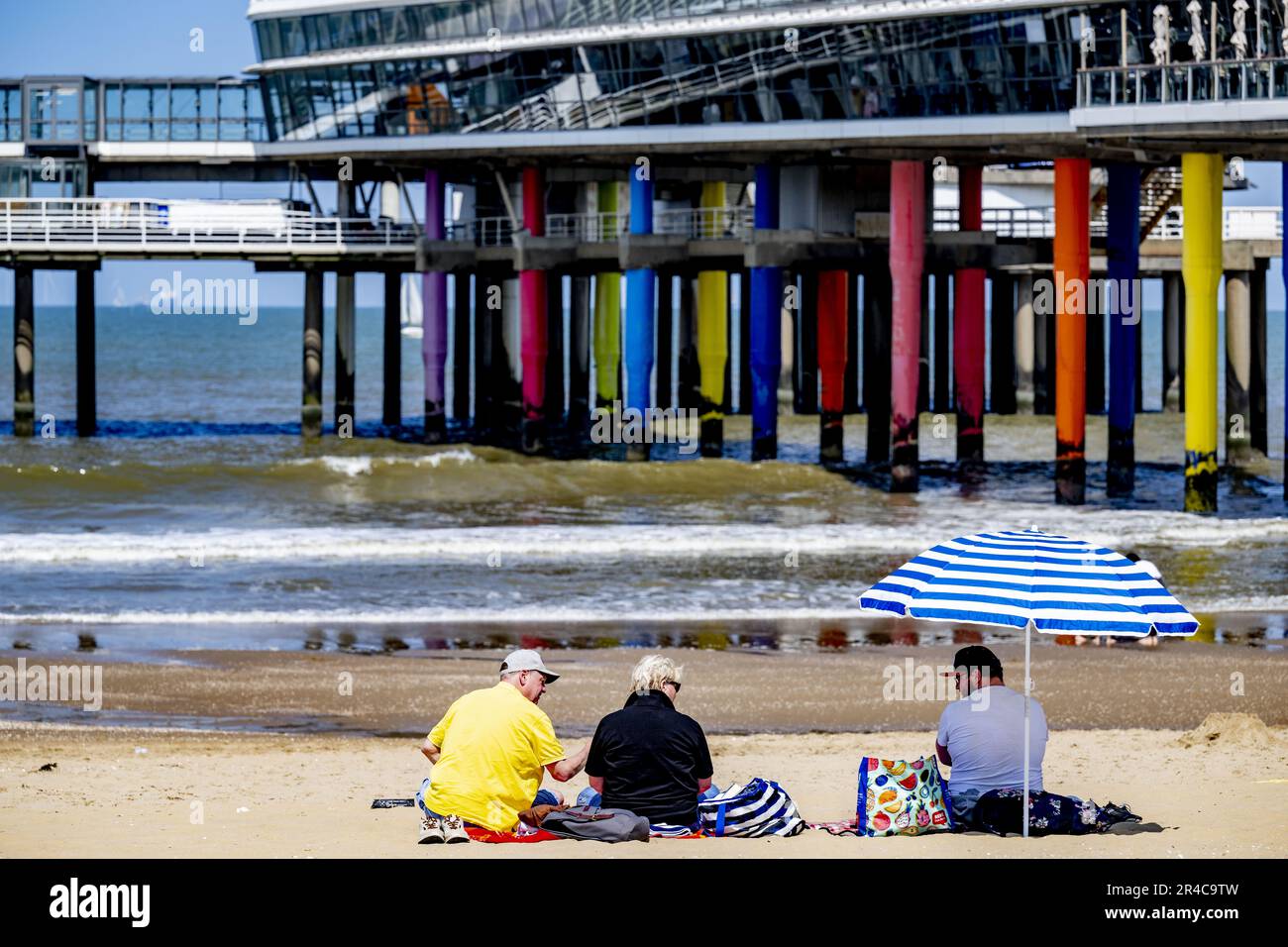 SCHEVENINGEN - Bathers on the beach of Scheveningen, during the dry and ...