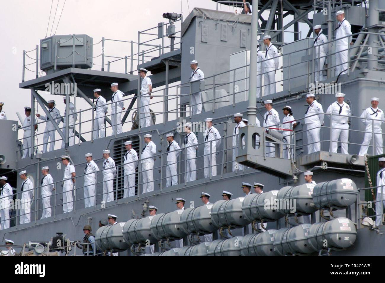 US Navy Sailors man the rails as the amphibious transport dock USS ...
