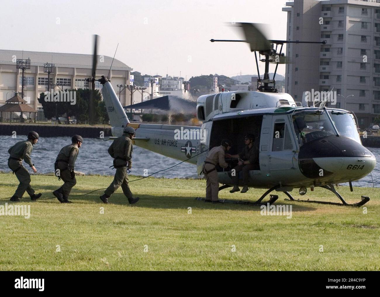 US Navy Members of Explosive Ordnance Disposal Mobile Unit Five (EODMU ...