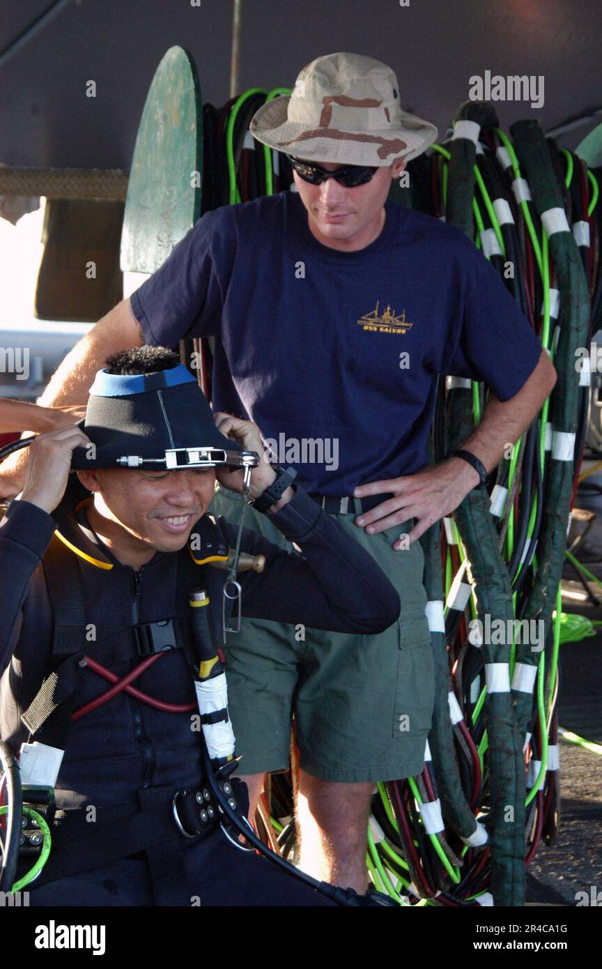 US Navy Gunner's Mate 3rd Class watches Maj. from the Republic of ...