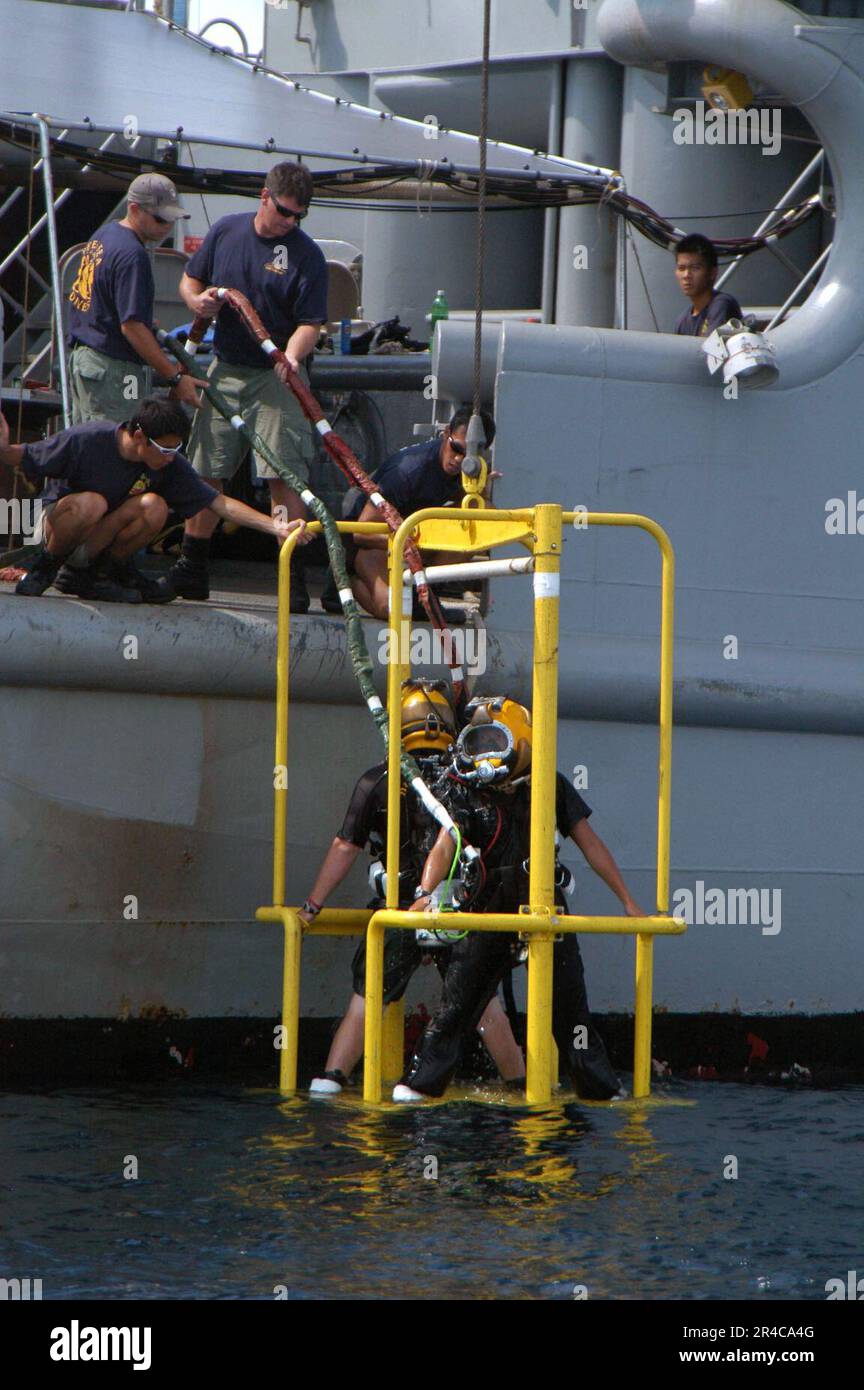 US Navy 1st Sgt. from the Republic of Singapore Navy (RSN) and ...