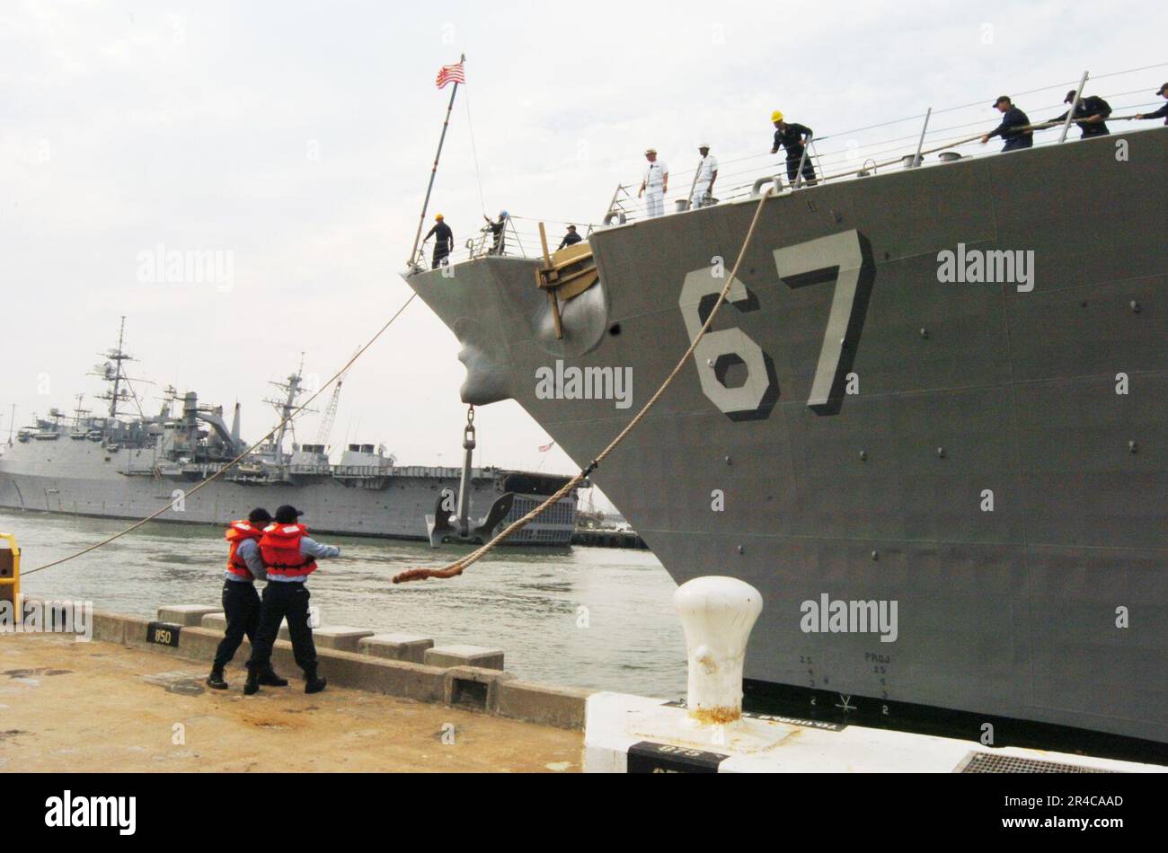 US Navy Sailors assigned to the guided-missile destroyer USS Cole (DDG ...