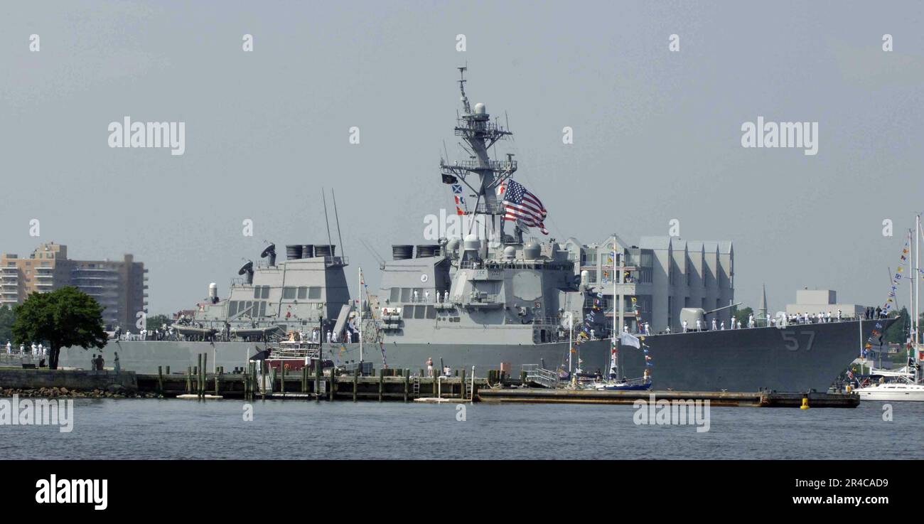 US Navy The Arleigh Burke-class guided missile destroyer USS Mitscher ...